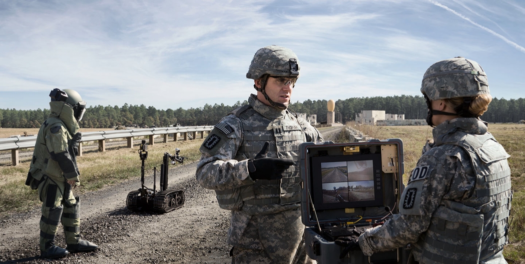 Rod Mclean – PhotographyUS army soldiers with a bomb sniffing robot ...